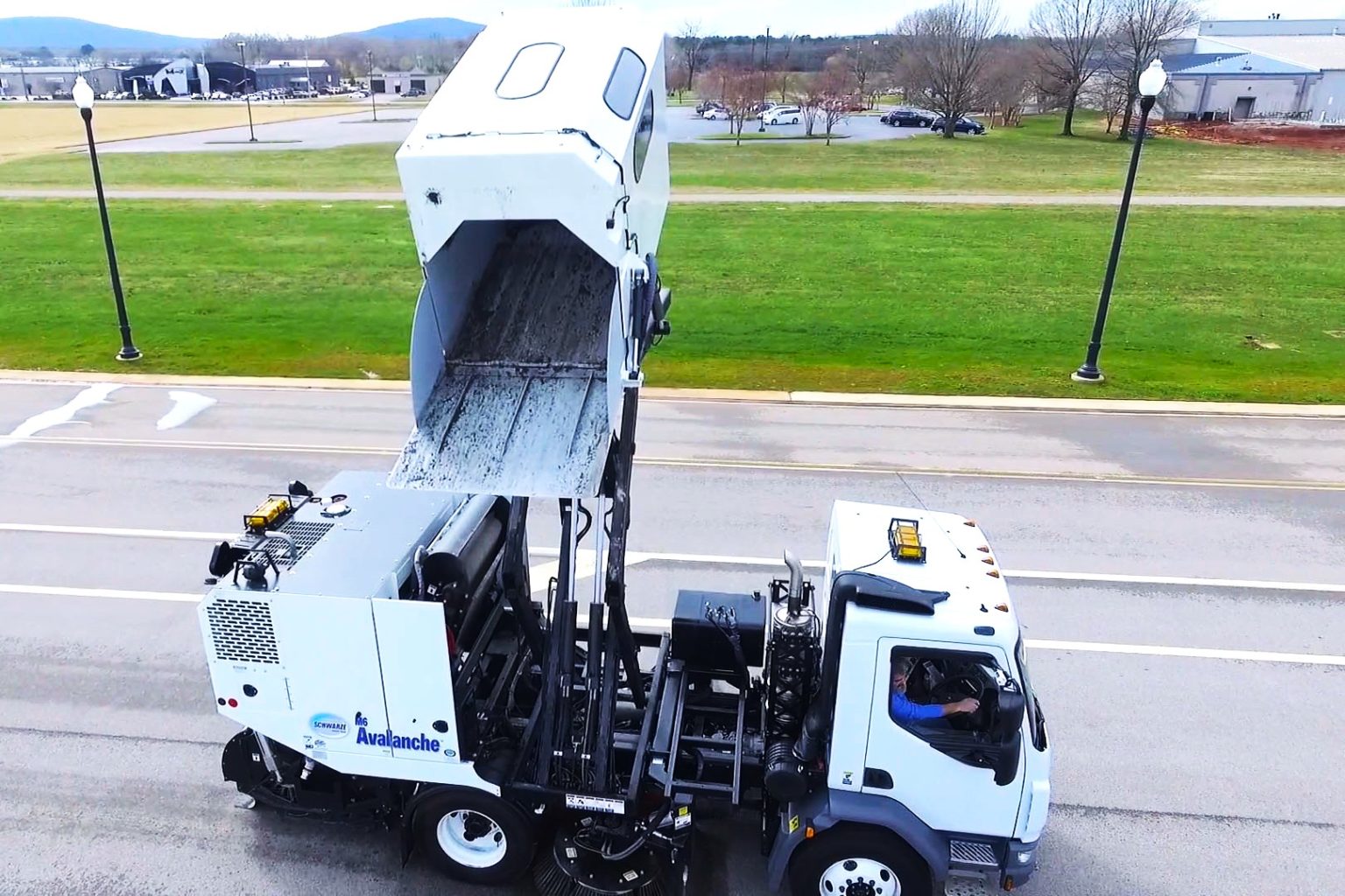 Schwarze M6 Avalanche Street Sweeper - Bortek PWX